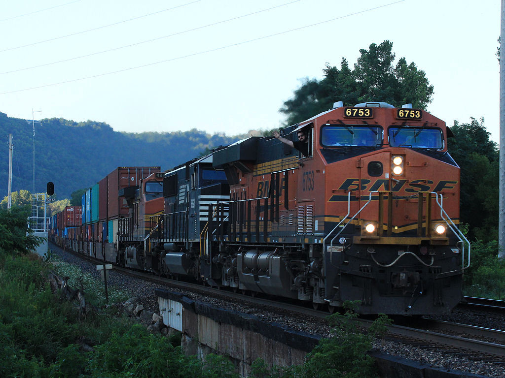 BNSF 6753